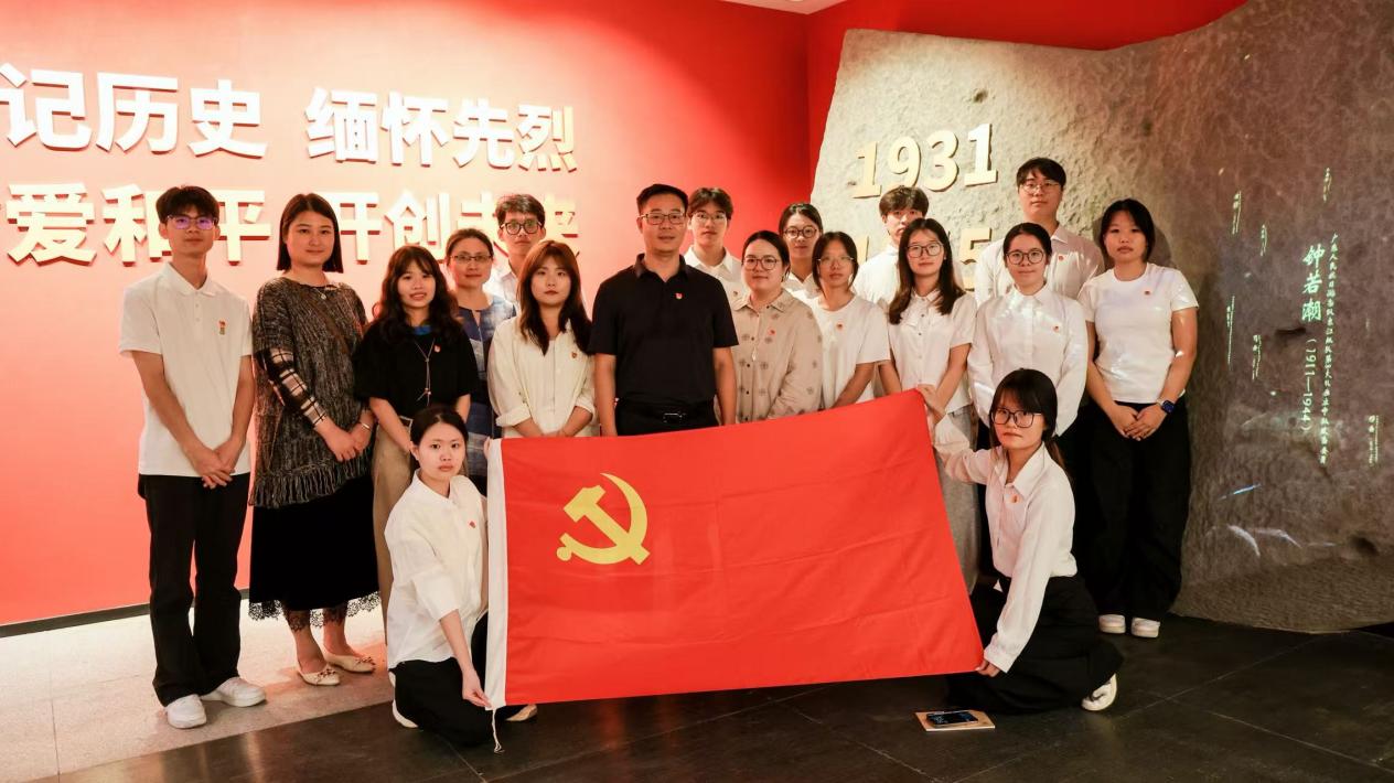 数字创意学院组织师生党员赴省档案馆开展红色研学-数字创意学院